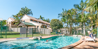 roberston gardens pool - Senior Stays